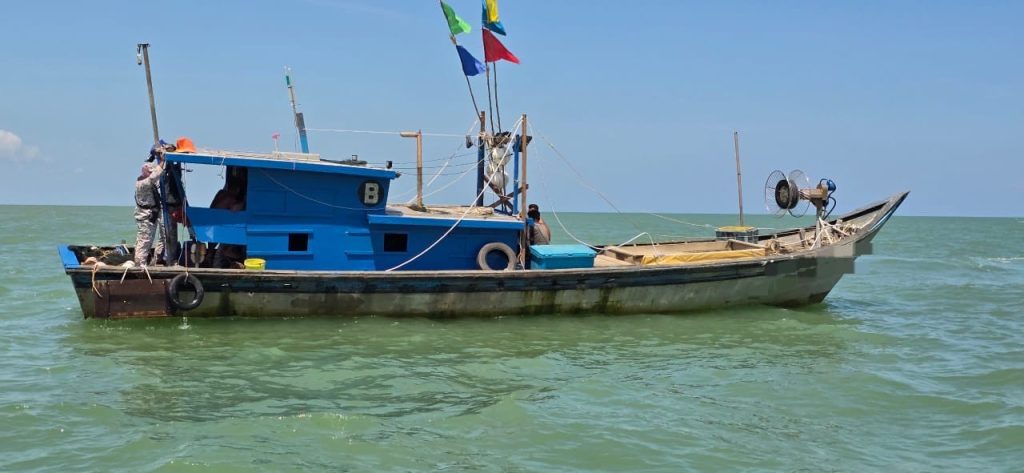 Bot nelayan ditahan di perairan Pulau Bruit - UTUSAN SARAWAK