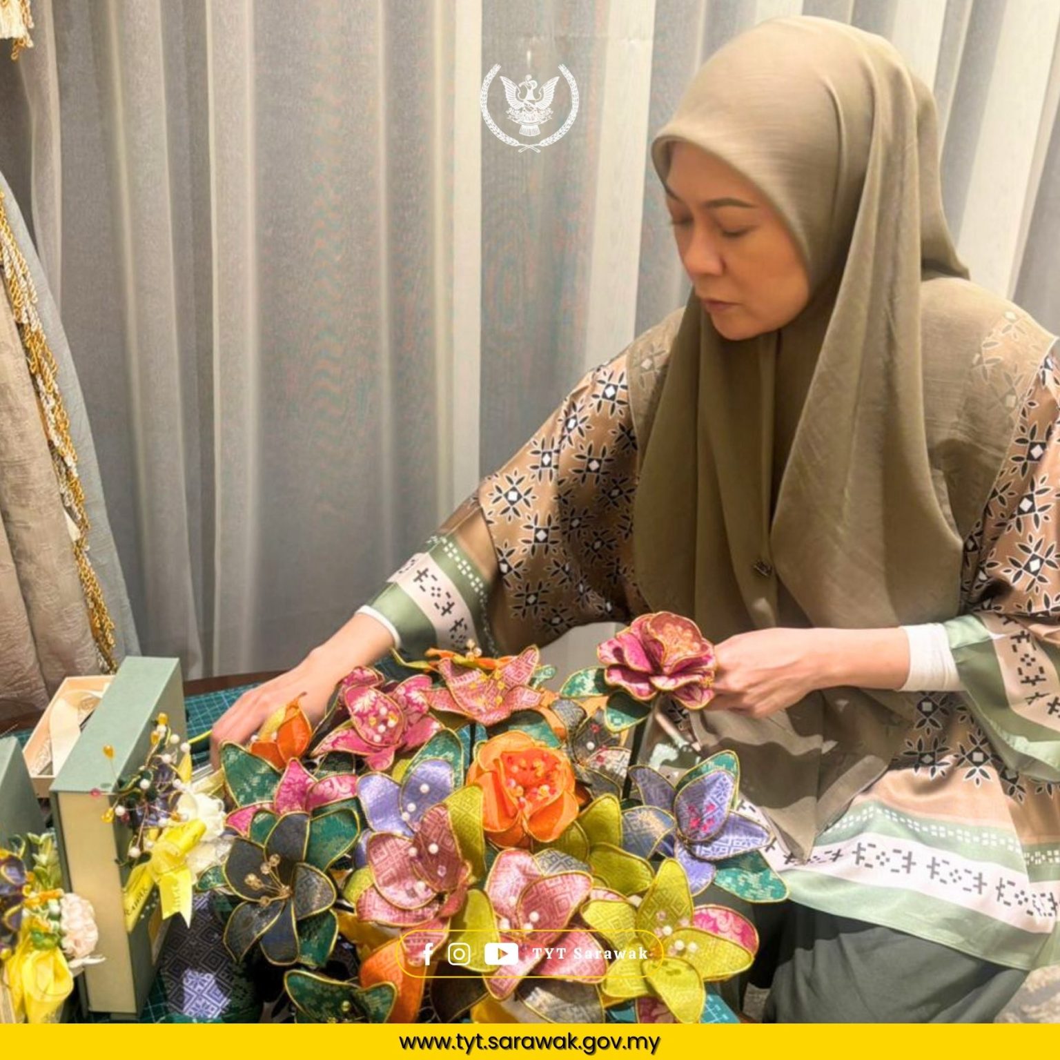 Sentuhan eksklusif Toh Puan Fauziah, gubahan bunga songket - UTUSAN SARAWAK