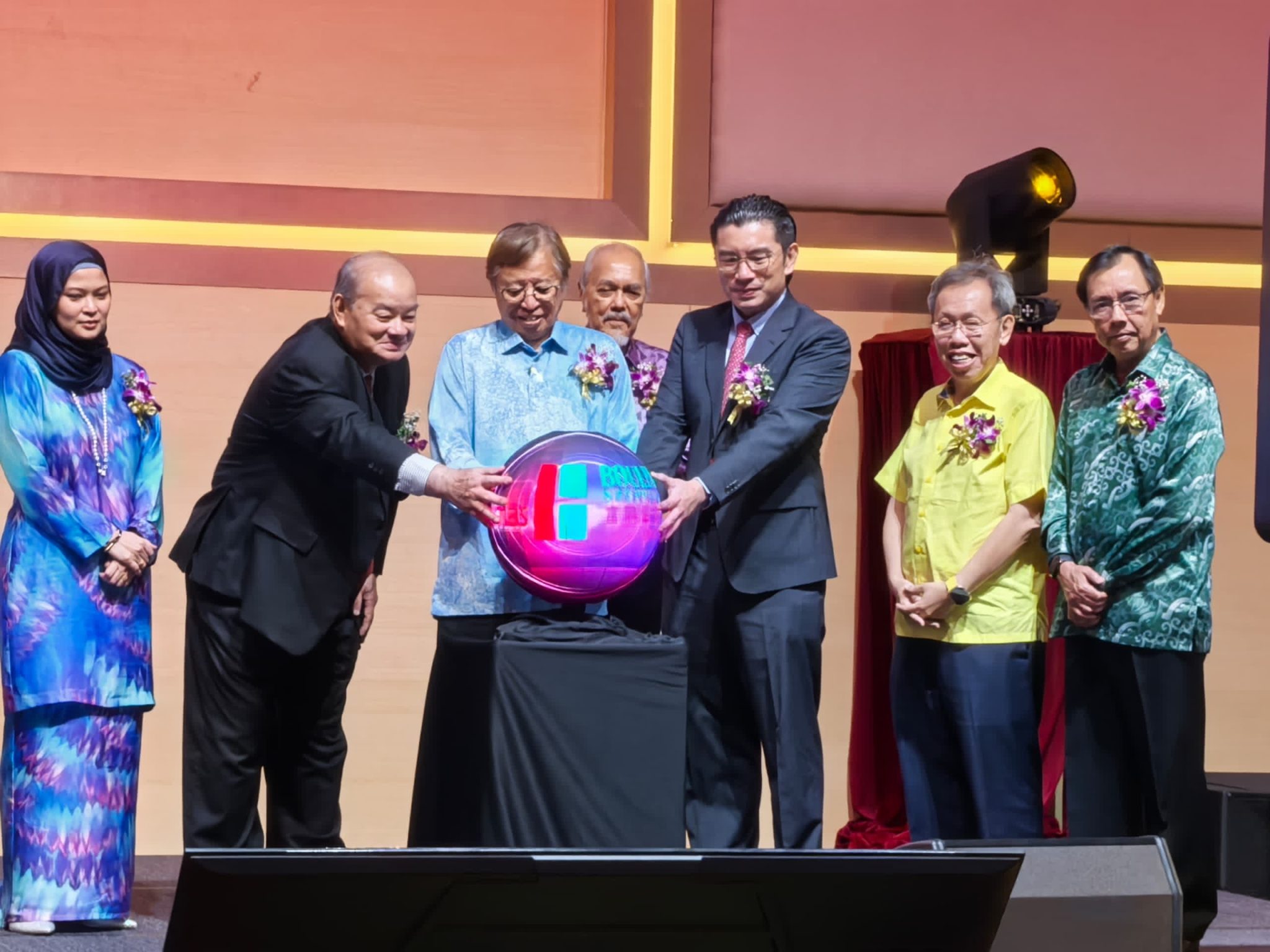 Shin Yang contoh pelabur bertanggungjawab – Abang Johari - UTUSAN SARAWAK