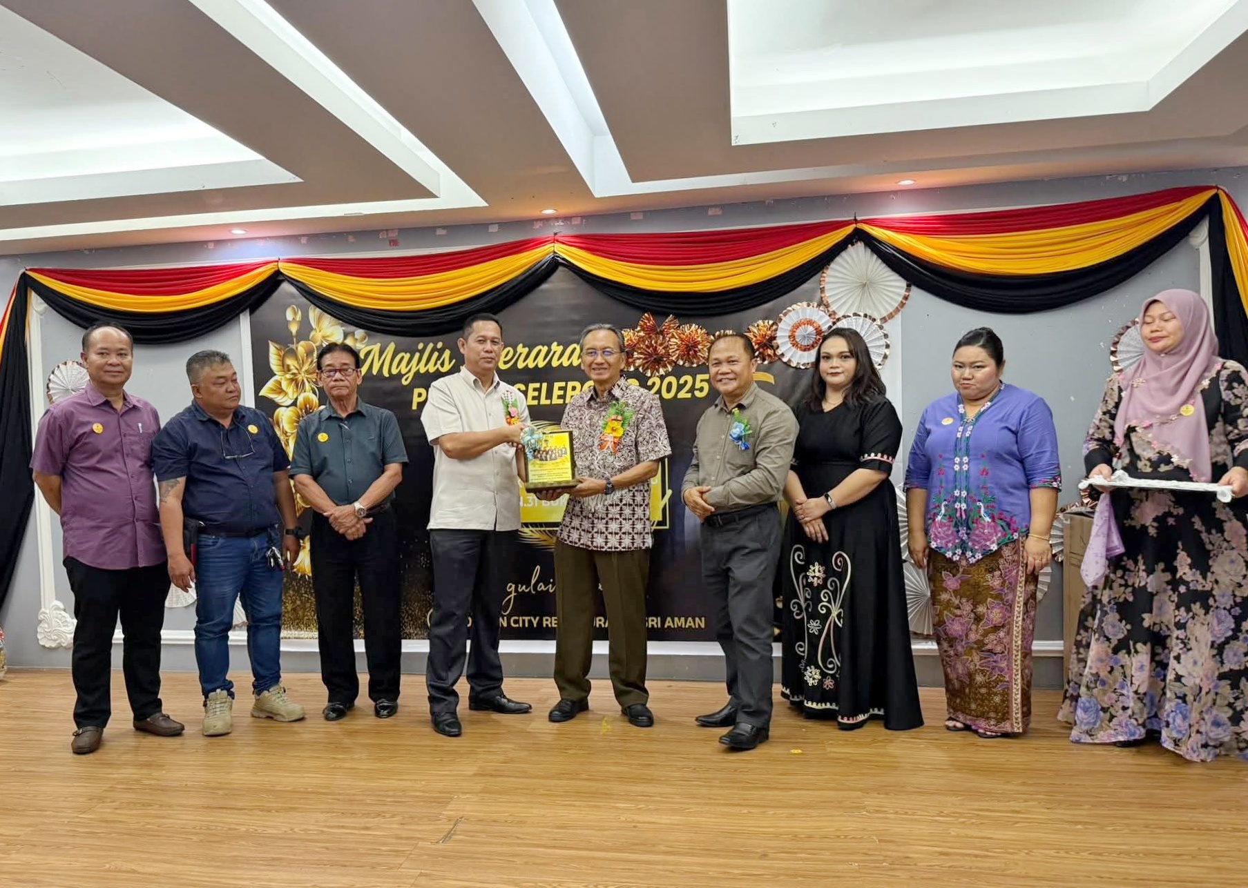 Peranan ibu bapa dan guru penting dalam kecemerlangan murid – Mong ...