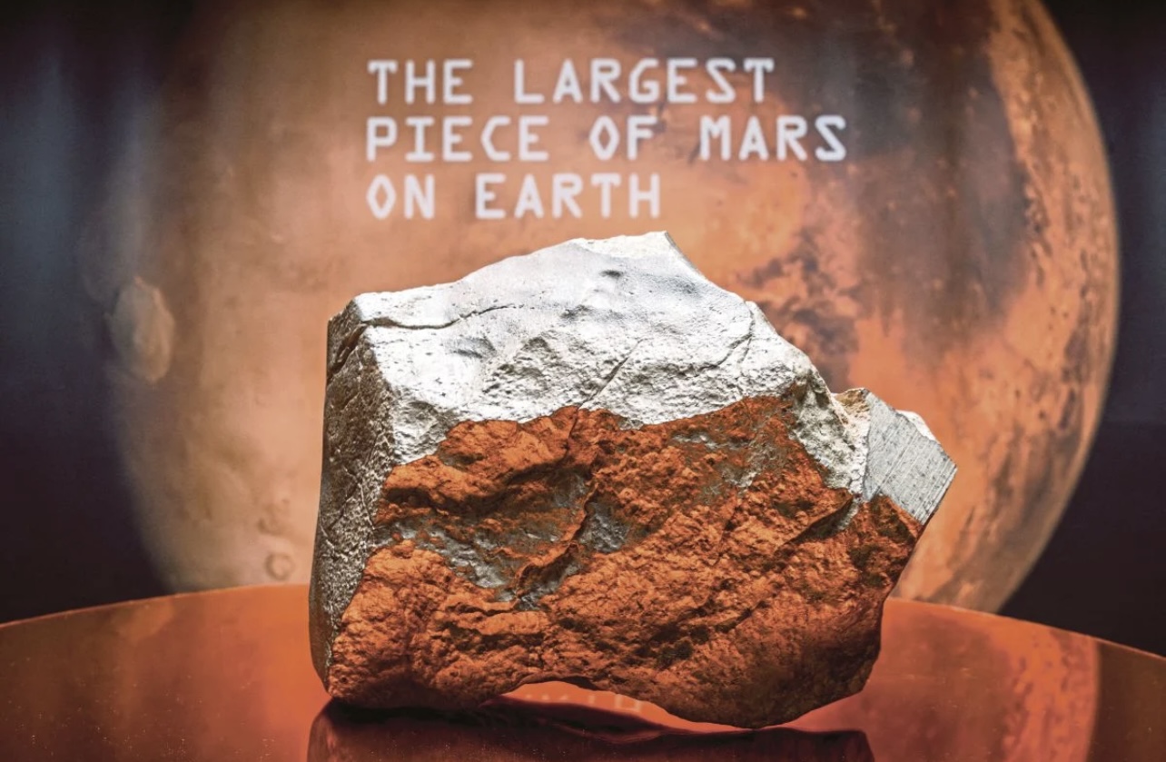 Meteorit Marikh terbesar ditemukan di dunia, dijual pada harga RM22.5 ...