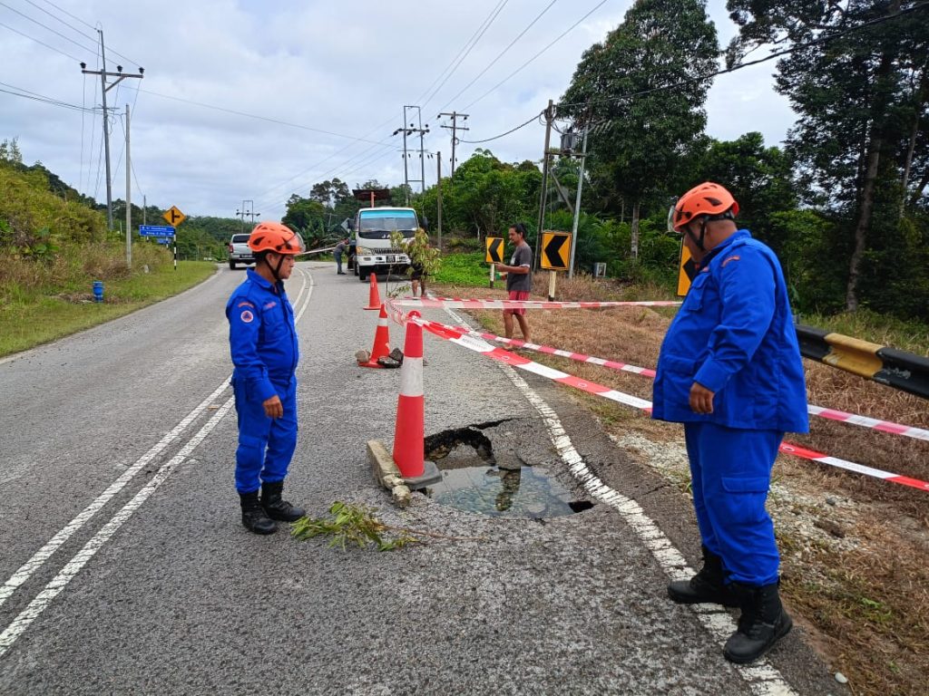 Tanah runtuh di Jalan Bintong, Batang Ai cetus kebimbangan penduduk ...