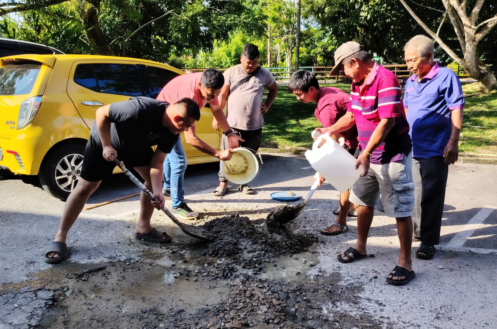Komuniti Cina Pasar Roban tampal jalan berlubang demi keselamatan ...