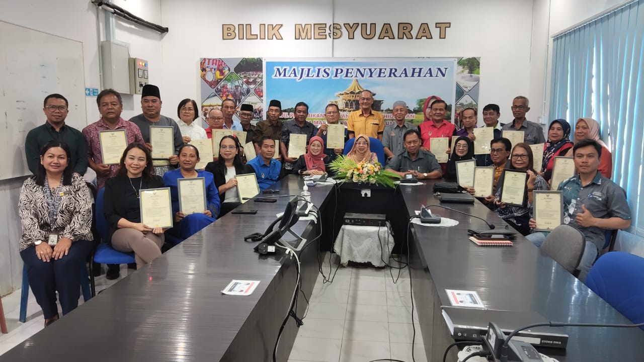 10 KMKK DUN Bekenu terima sijil pelantikan rasmi - UTUSAN SARAWAK