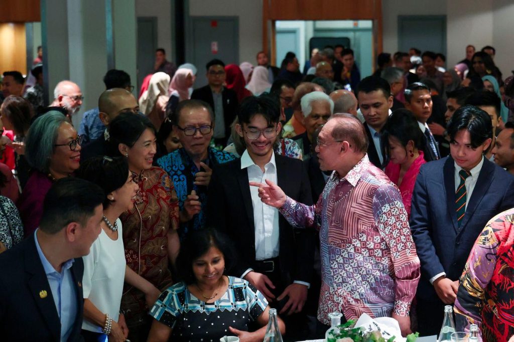 PM Anwar luang masa beramah mesra bersama komuniti Islam di Perancis ...