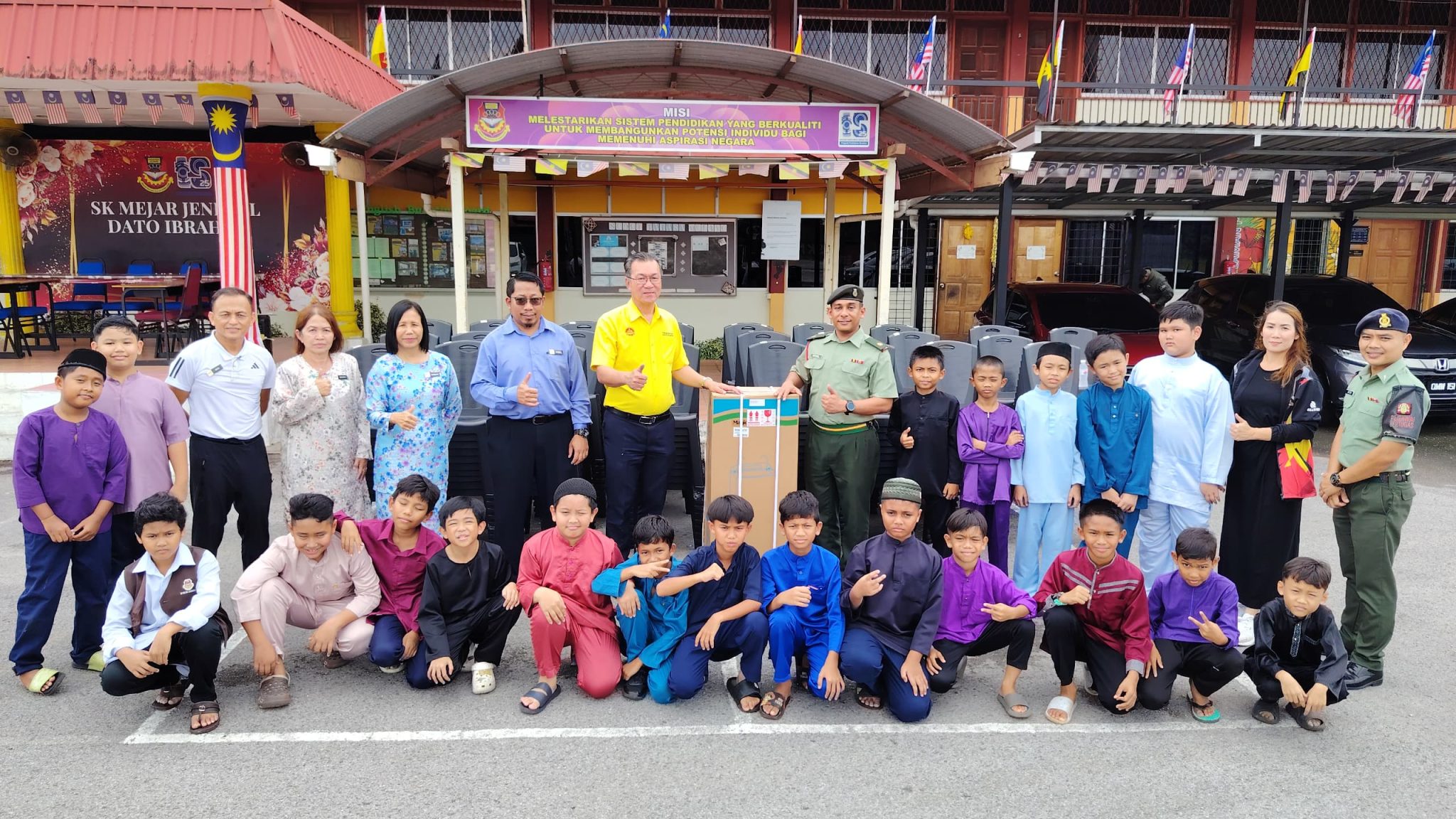 Wilfred Yap donates 250 chairs and water dispenser to SK Mejar Jeneral ...