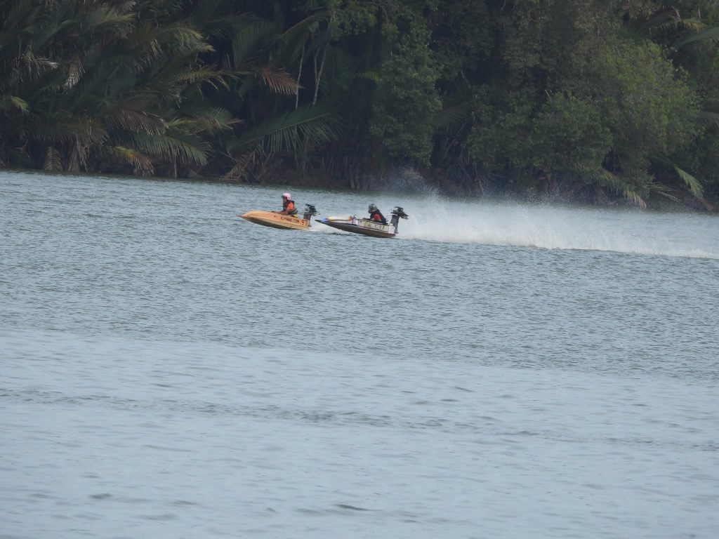 Perlumbaan Bot Berkuasa Tinggi tarik ribuan pengunjung ke Sarikei ...