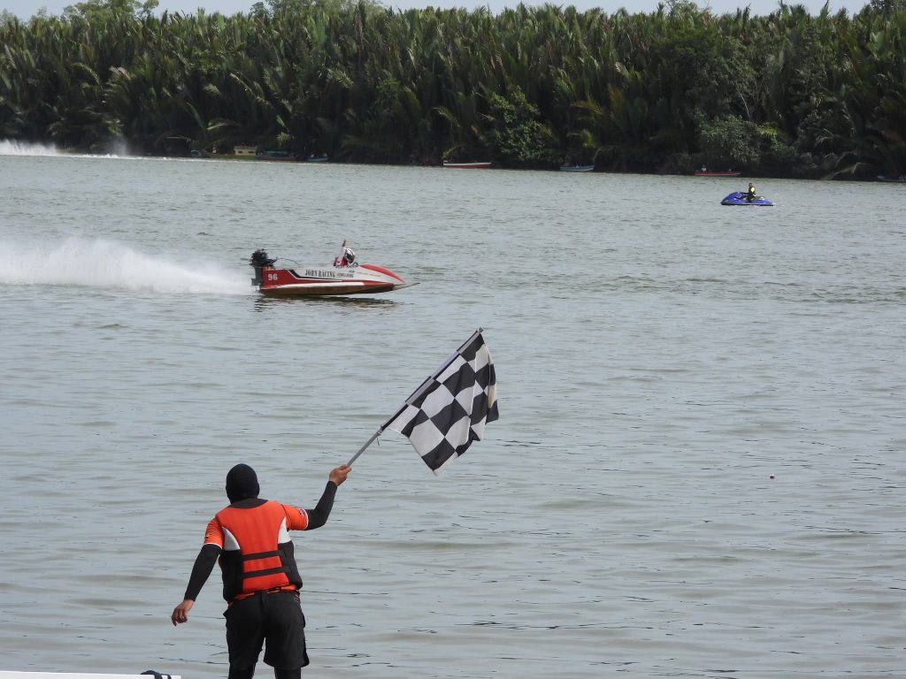 Perlumbaan Bot Berkuasa Tinggi tarik ribuan pengunjung ke Sarikei ...