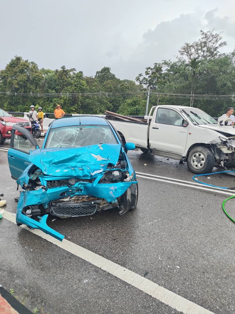 Wanita dan kanak-kanak parah, tiga tersepit dalam kemalangan di Kanowit - UTUSAN SARAWAK
