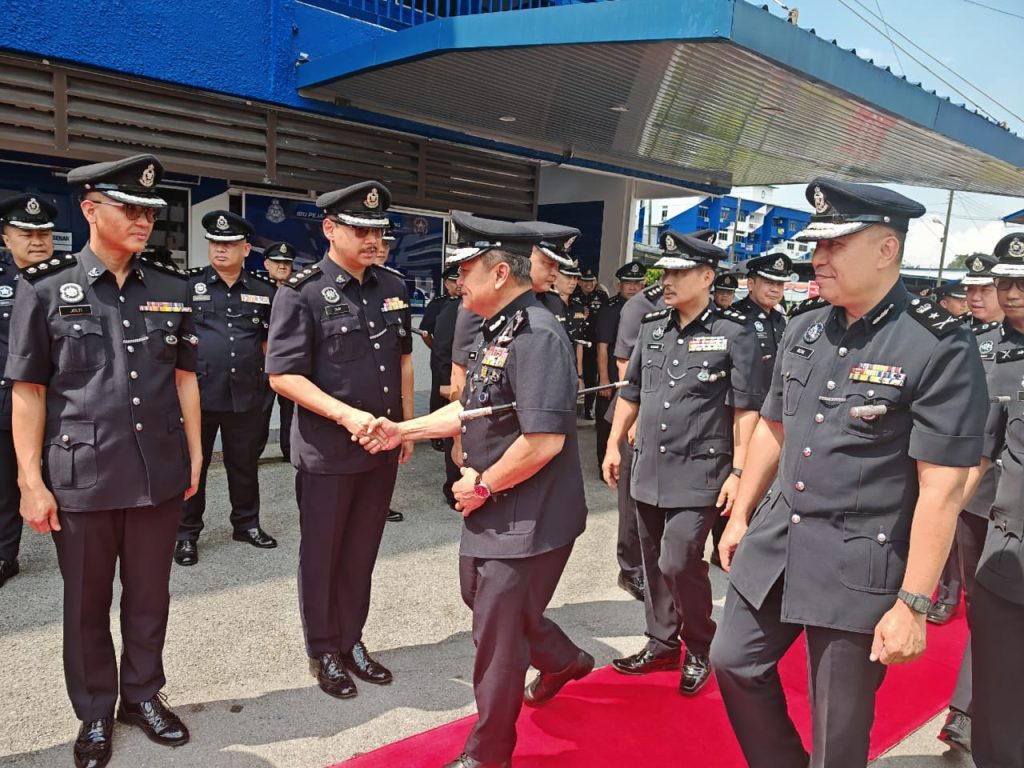 Sarawak Police Commissioner visits Kuching Police Headquarters - UTUSAN ...