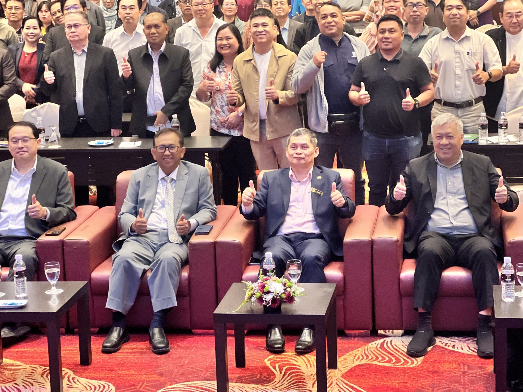 Industri sawit Sarawak pemacu utama pembangunan luar bandar - UTUSAN ...