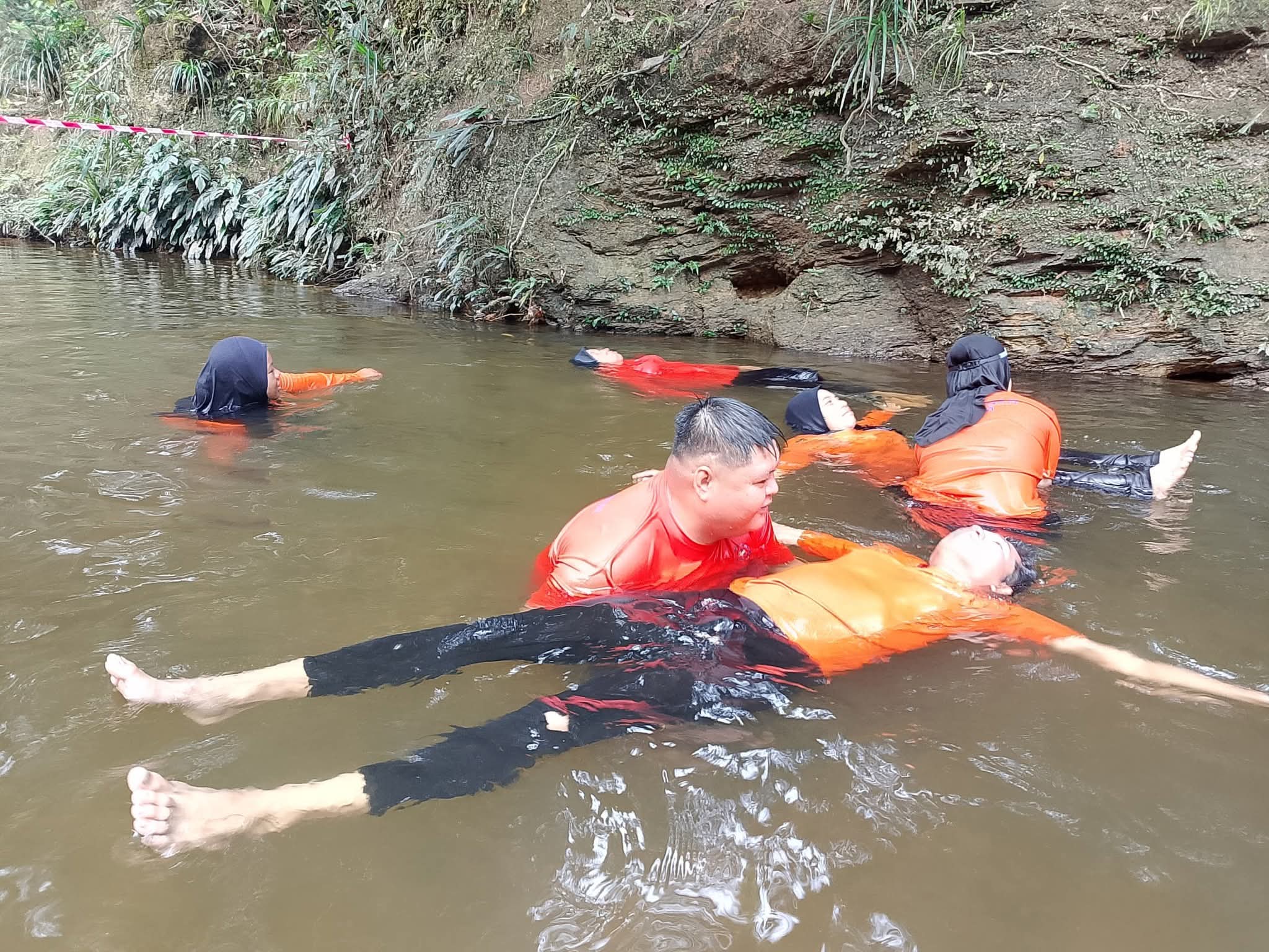 32 anggota APM Saratok sertai latihan menyelamat di air - UTUSAN SARAWAK
