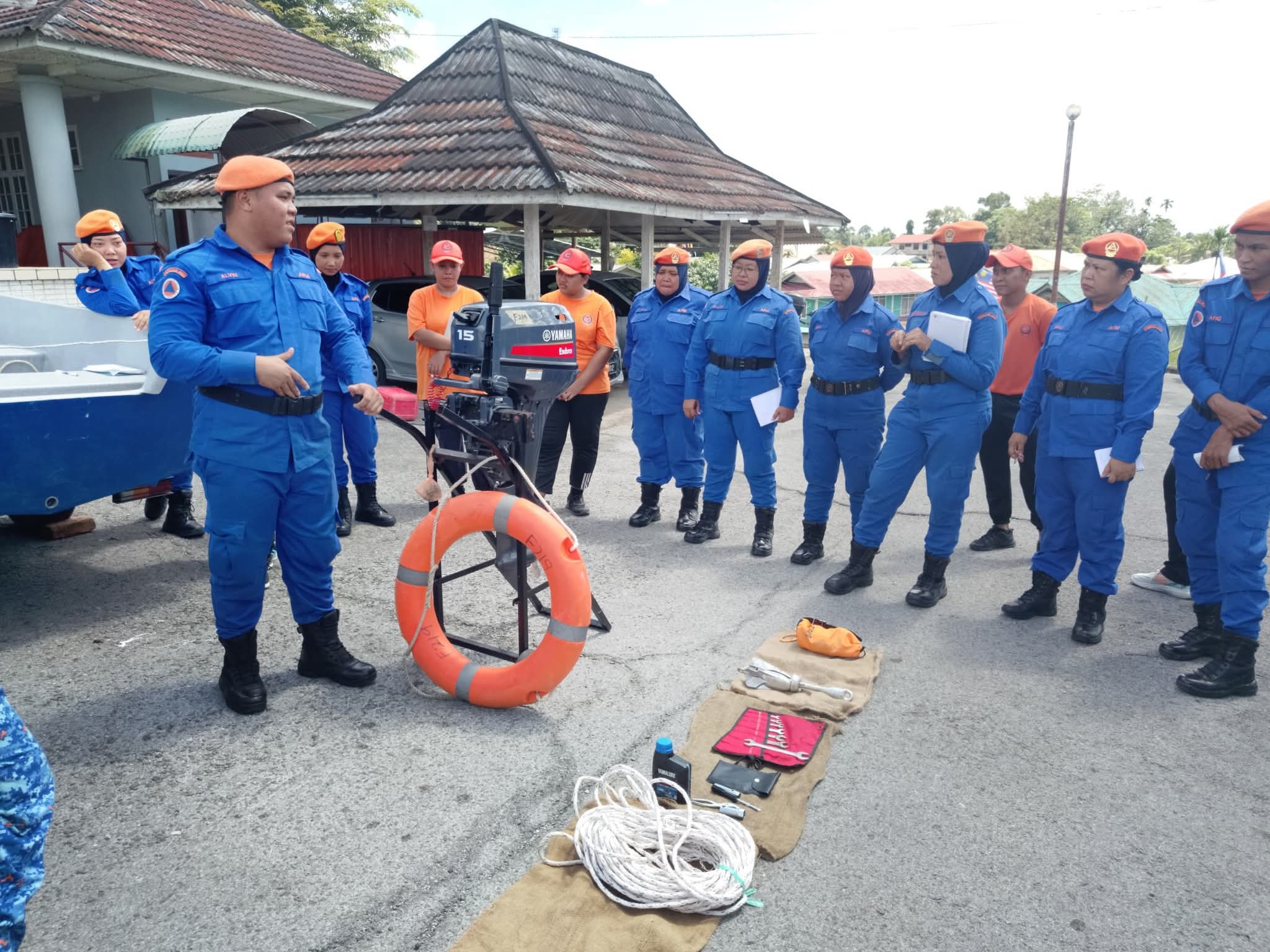 35 anggota APM Saratok sertai latihan bot penyelamat dan kawad kaki - UTUSAN SARAWAK