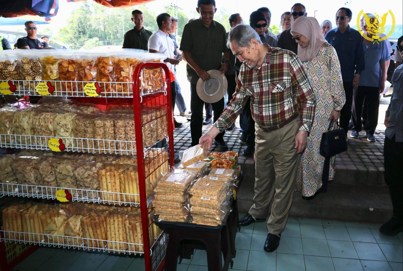 Tun Wan Junaidi, Toh Puan Fauziah singgah di Pekan Lachau - UTUSAN SARAWAK