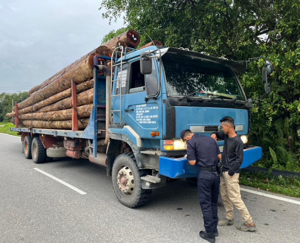 Op Khas Polis Meradong tahan empat lori muatan kayu balak berbahaya ...