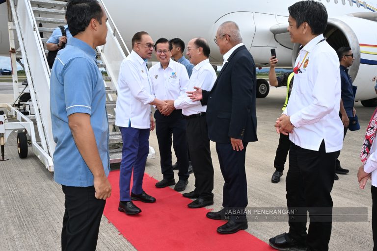 Perdana Menteri tiba di Miri untuk pelancaran projek SSLR Fasa 2 - UTUSAN SARAWAK