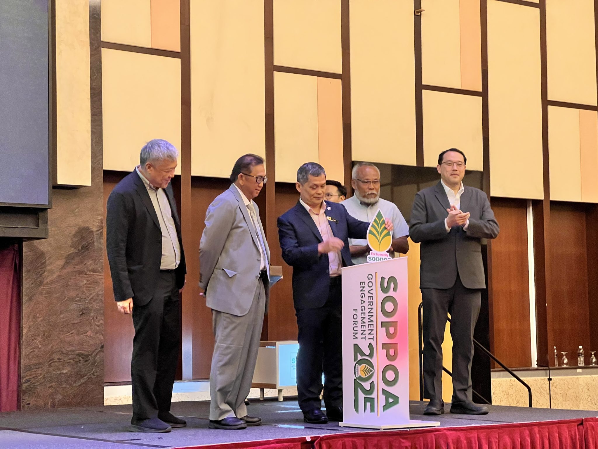Industri sawit Sarawak pemacu utama pembangunan luar bandar - UTUSAN ...