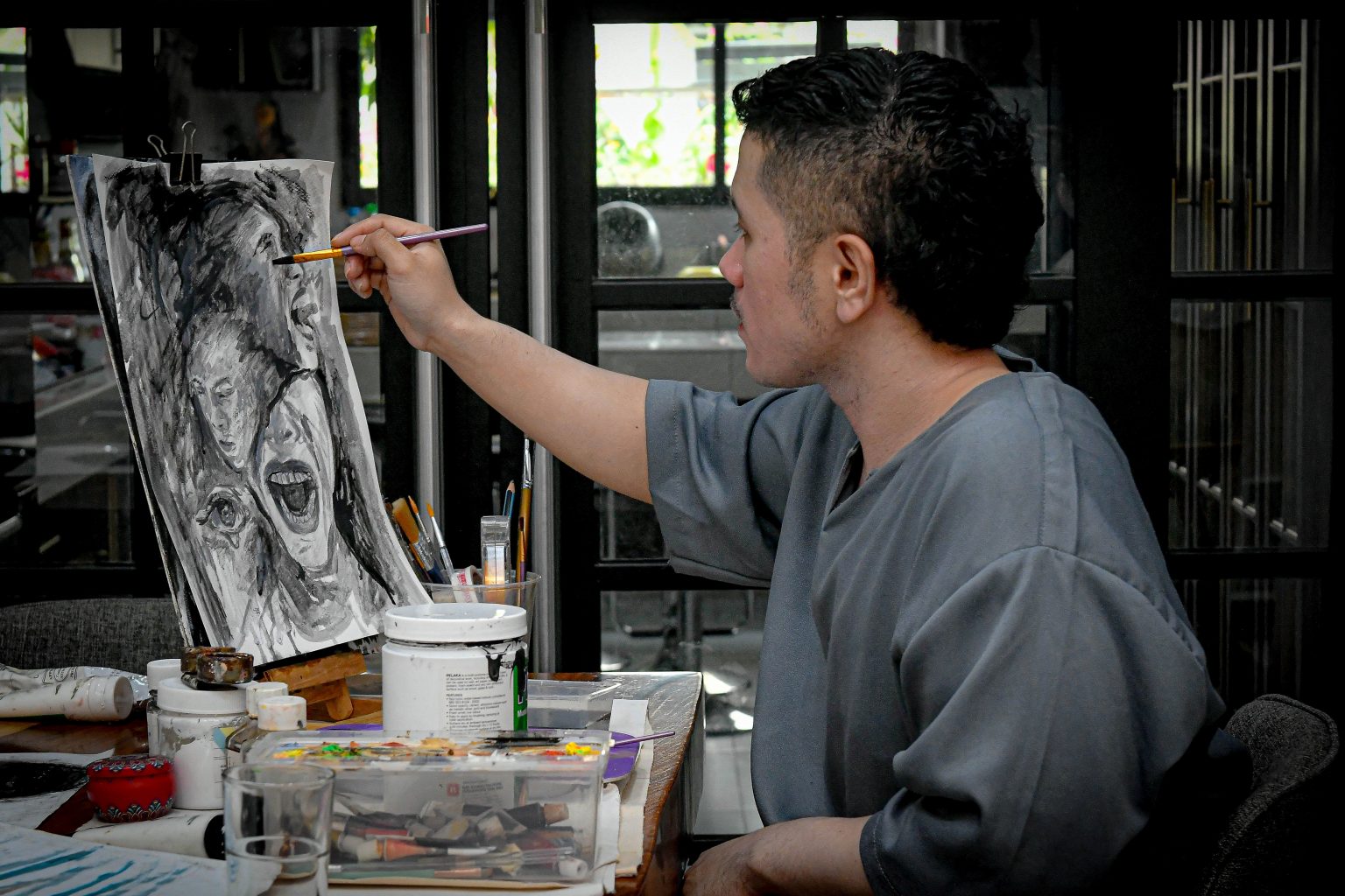 Lukisan seram jadi luahan jiwa, terapi minda Miman - UTUSAN SARAWAK