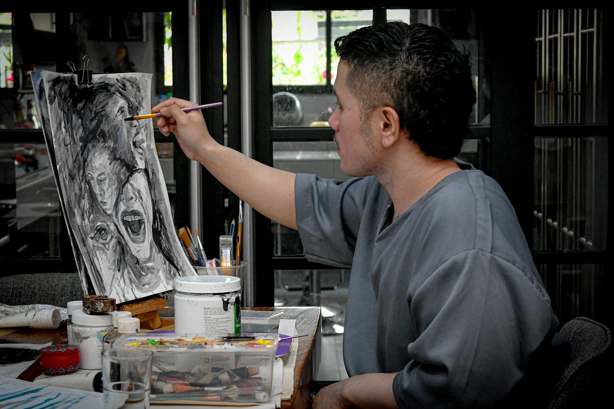 Lukisan seram jadi luahan jiwa, terapi minda Miman - UTUSAN SARAWAK