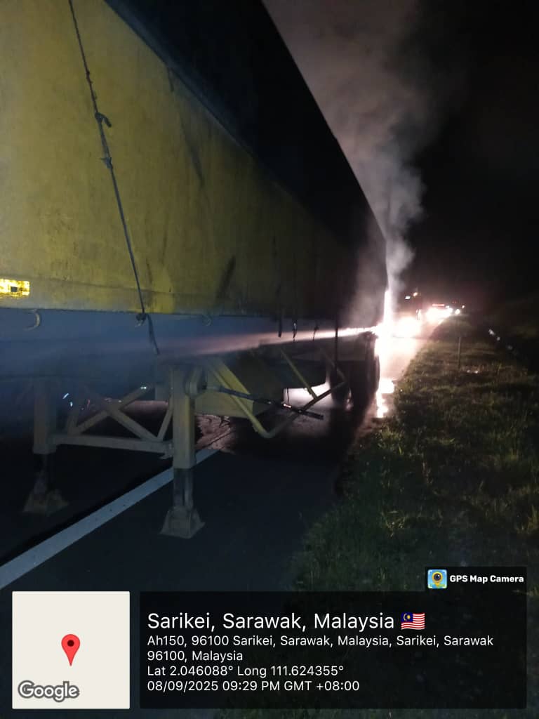 Tayar belakang lori terbakar di Jalan KJD - UTUSAN SARAWAK
