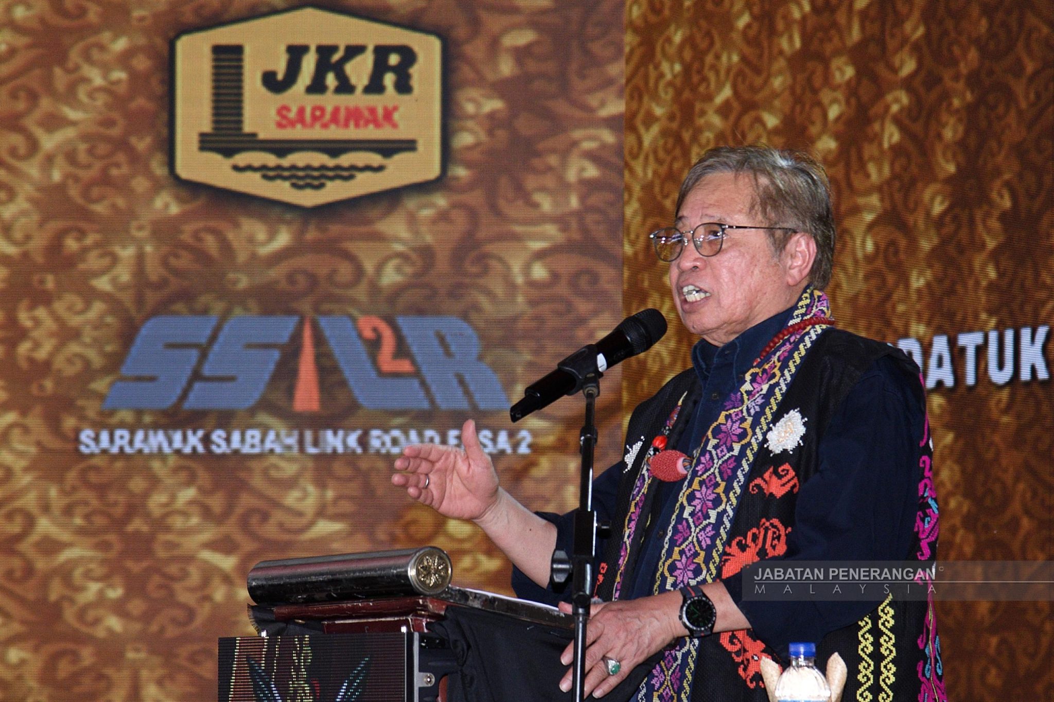 Tiga wilayah Borneo dihubungkan melalui rangkaian jalan raya - Abang Johari - UTUSAN SARAWAK