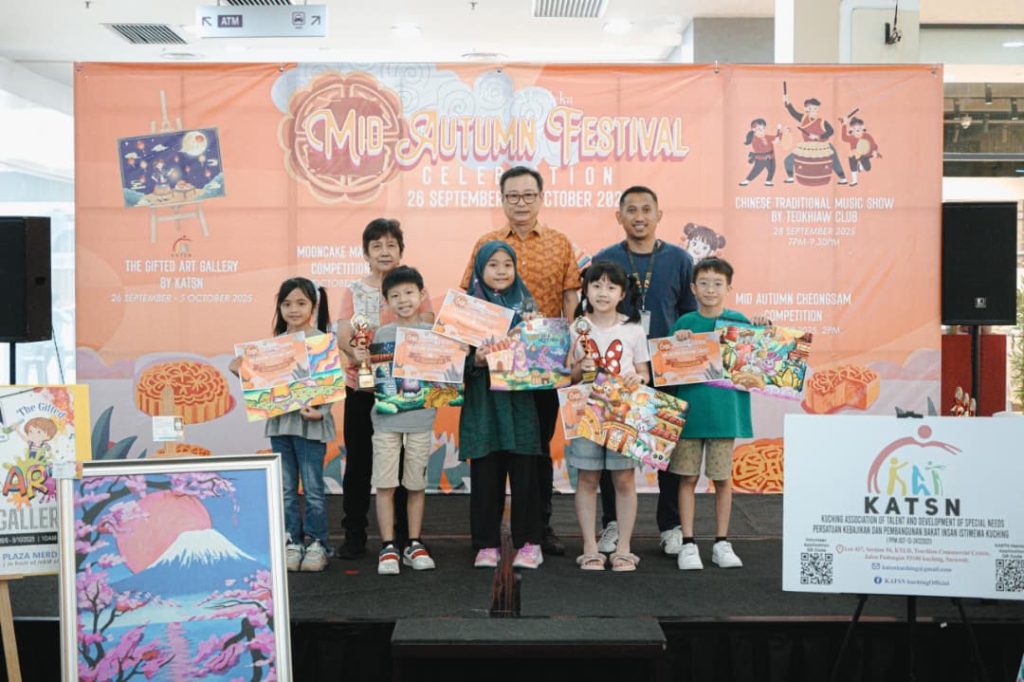 Festival Kuih Bulan 2025 serlah semangat muhibah di Kuching - UTUSAN ...