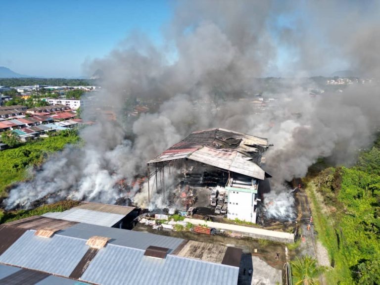 Dua kilang musnah dalam kebakaran di Batu 9 - UTUSAN SARAWAK