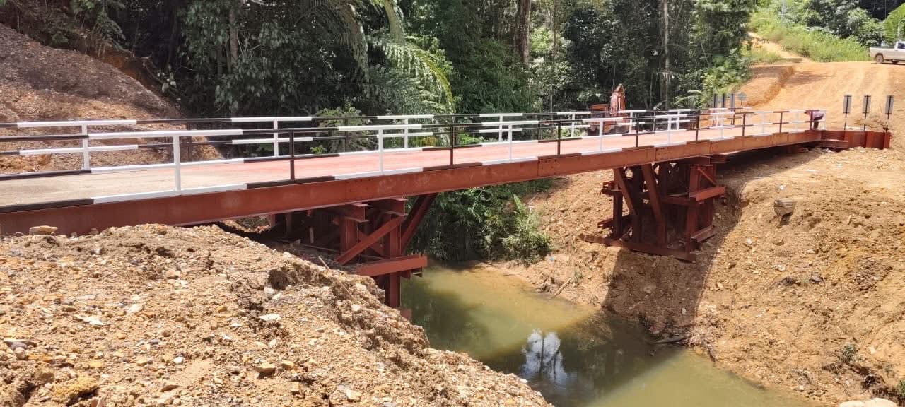 Penduduk Ulu Mukah kini nikmati jambatan besi baharu, ganti jenis kayu ...