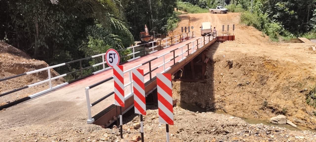 Penduduk Ulu Mukah kini nikmati jambatan besi baharu, ganti jenis kayu ...