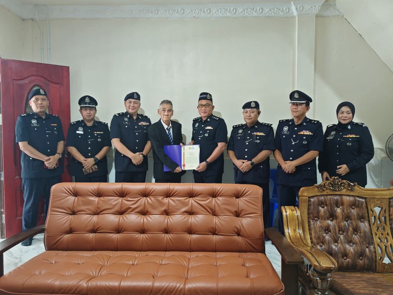 Pesara polis terima Pingat Jasa Pahlawan Negara tanpa istiadat di IPD ...