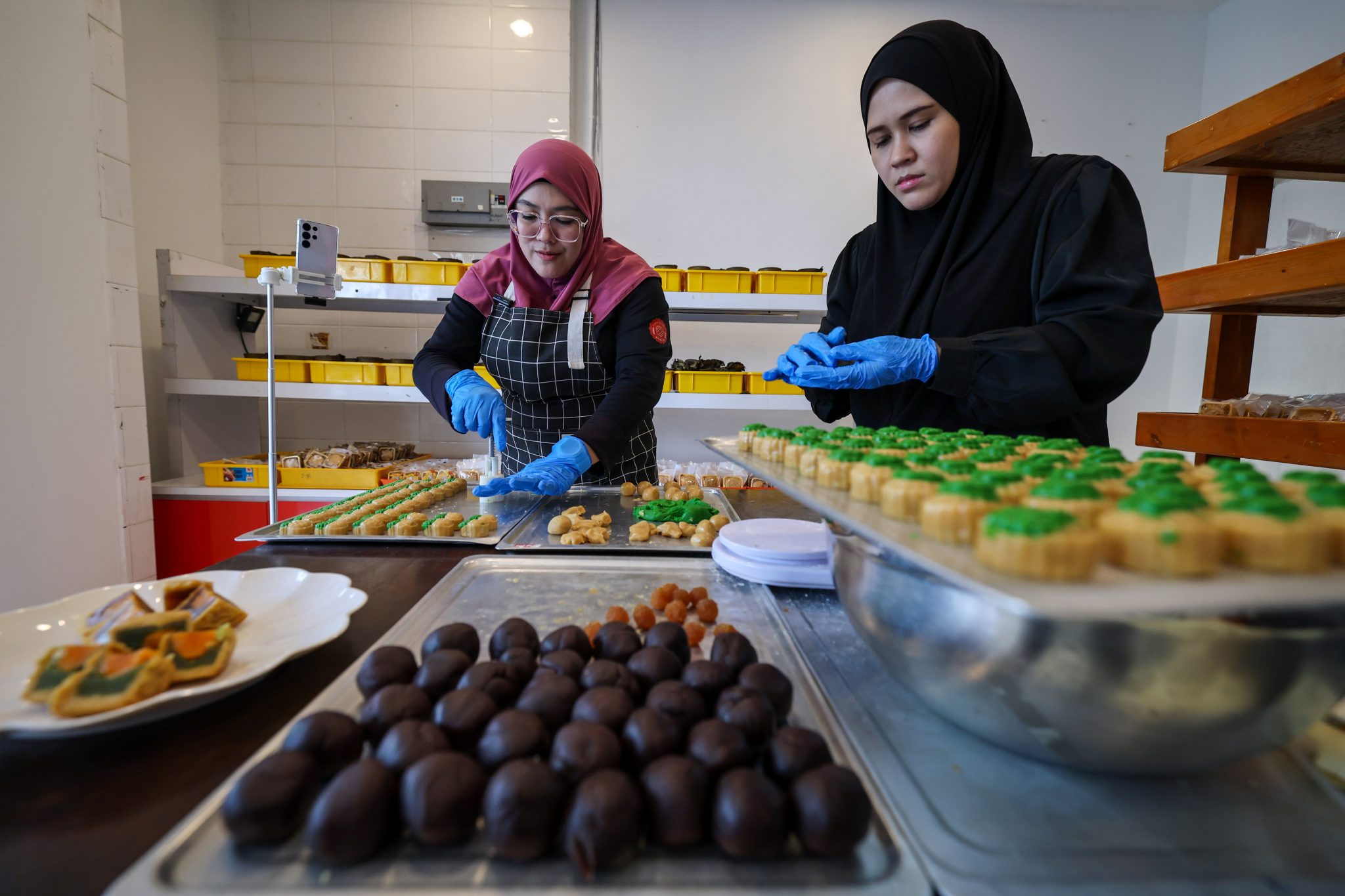 Kuih bulan perisa nanas dan coklat, penuhi cita rasa orang muda ...