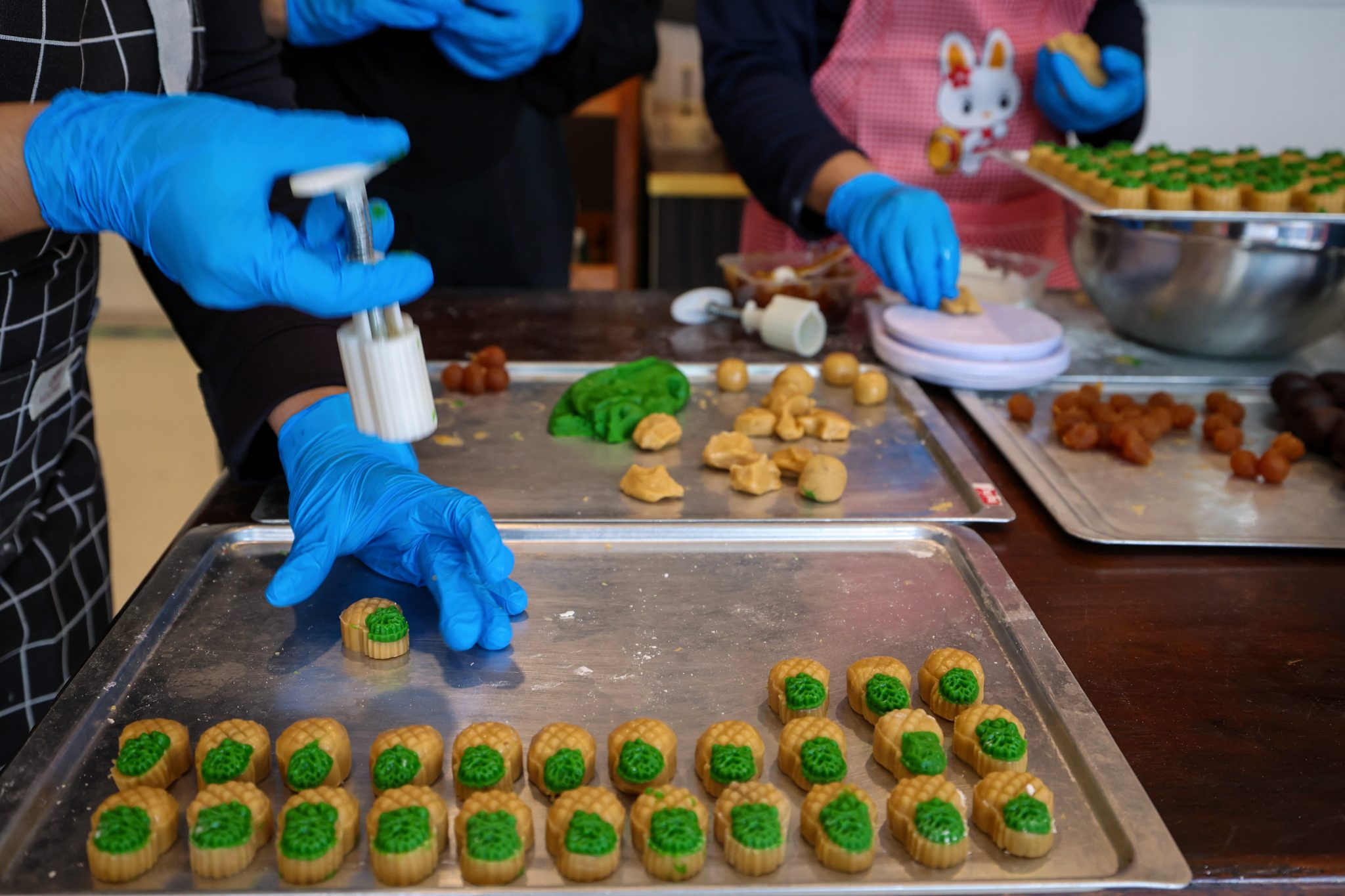 Kuih bulan perisa nanas dan coklat, penuhi cita rasa orang muda ...