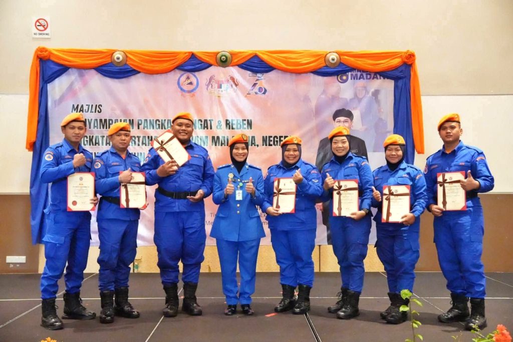 Tujuh anggota APM Saratok terima pingat dan reben penghargaan - UTUSAN ...