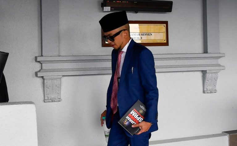 Saman Fitnah: Ahli perniagaan peroleh injunksi terhadap penyanyi rap ...