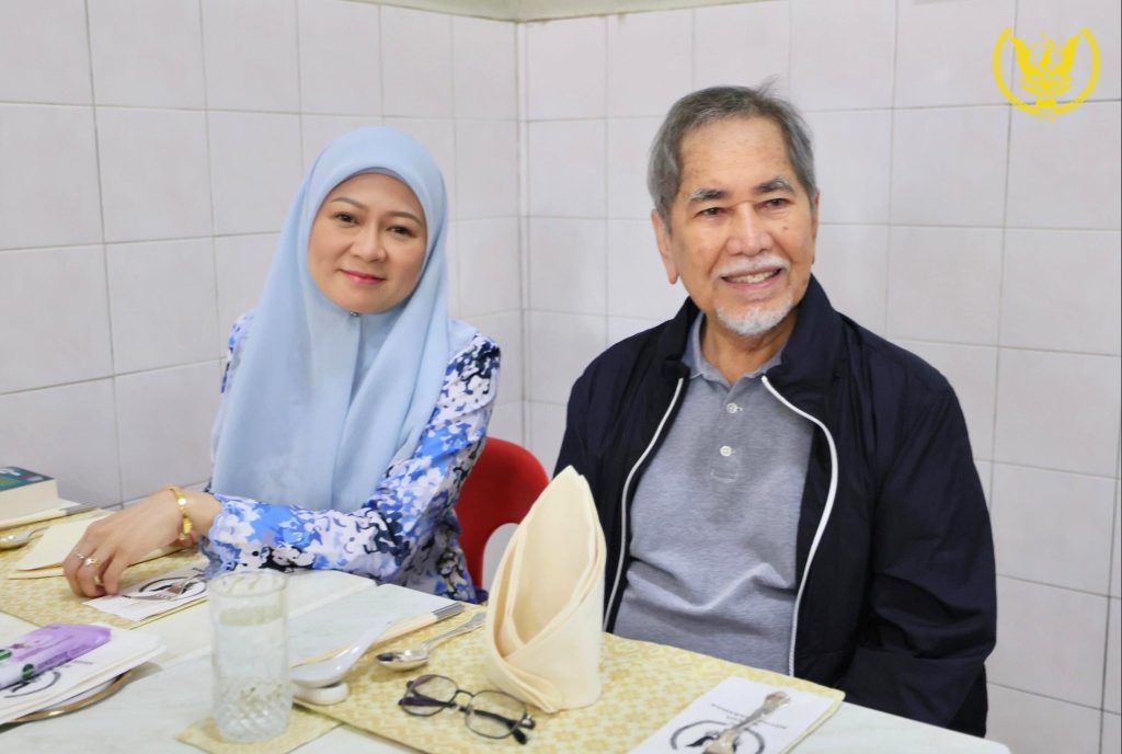 Tun Wan Junaidi, Toh Puan Fauziah luangkan masa di Sepinang Sari Café - UTUSAN SARAWAK