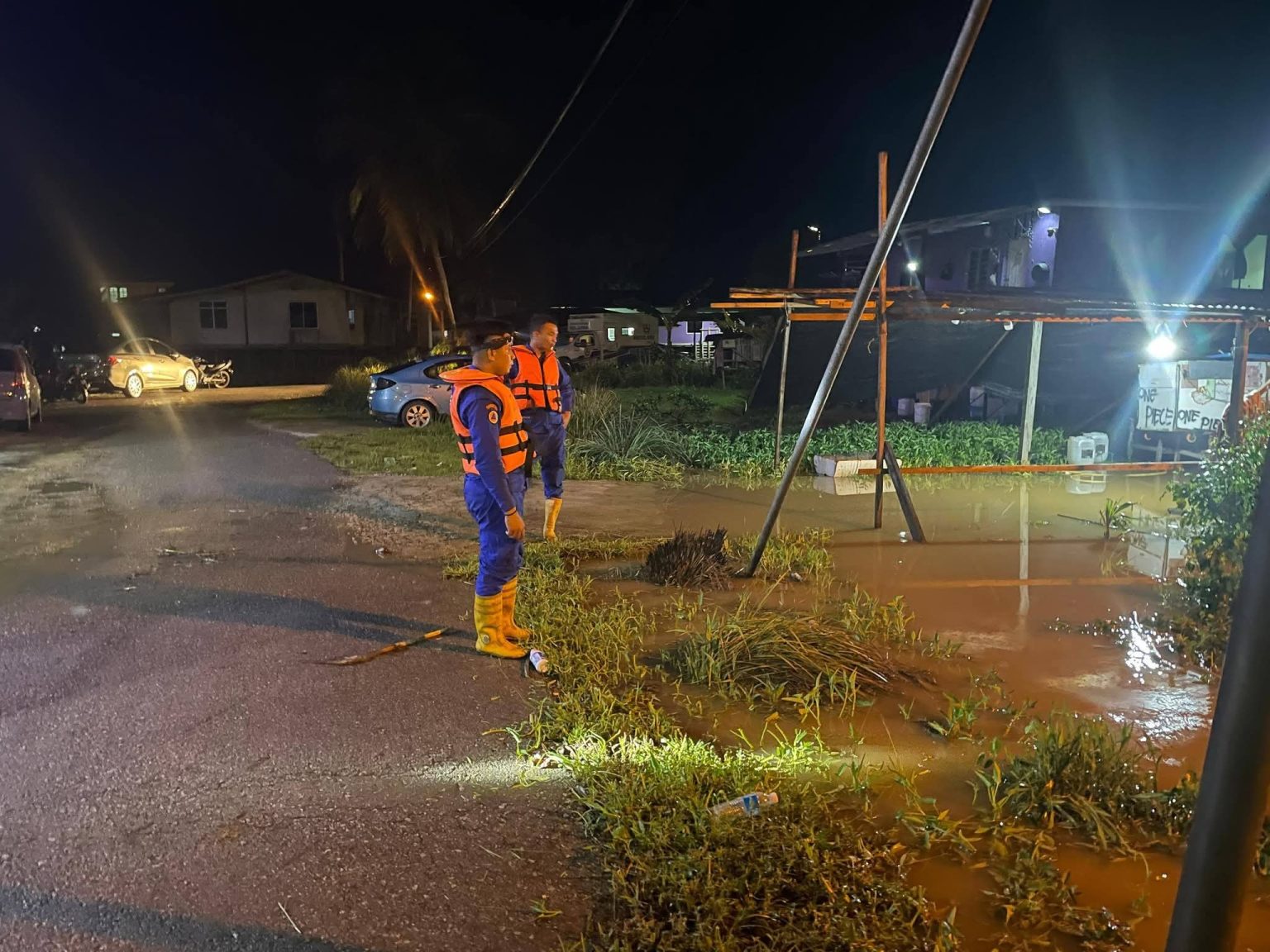 APM Spaoh laksana pemantauan air pasang besar di Kampung Manggut ...