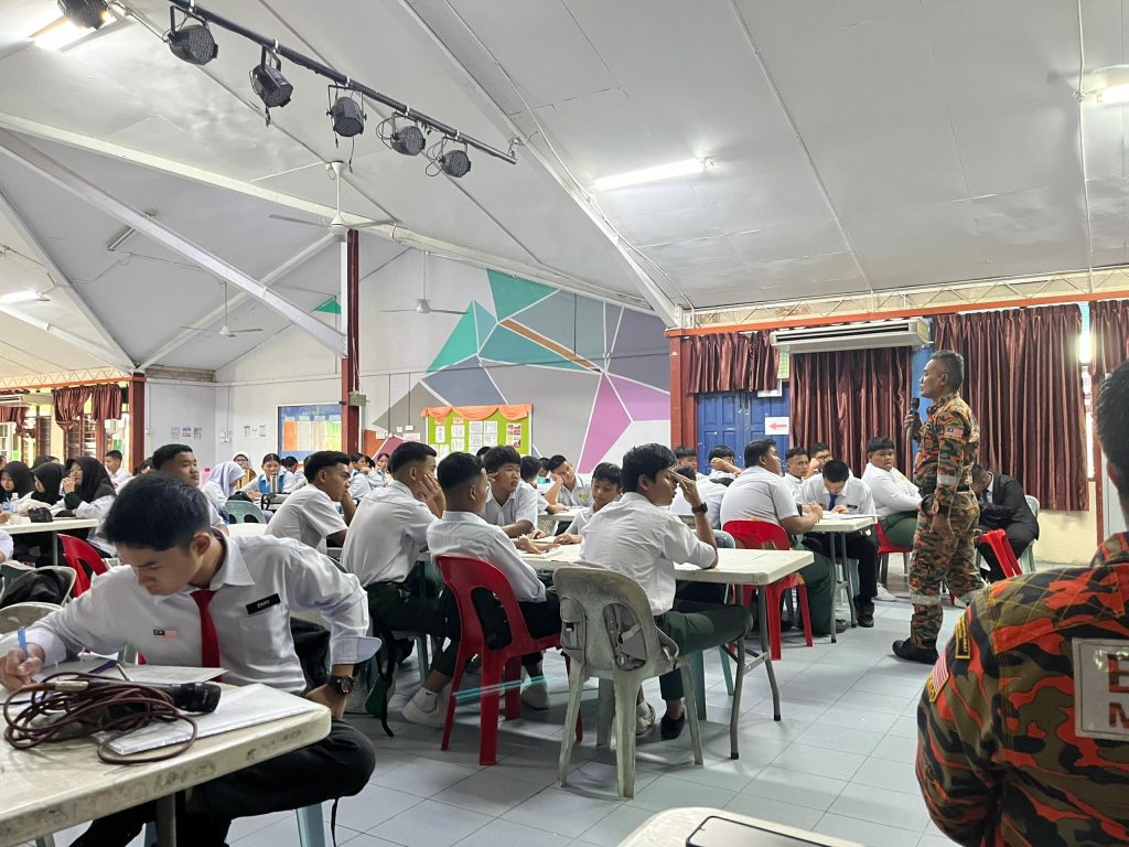 Ceramah kerjaya bomba bantu pelajar fahami tugas dan peranan anggota ...