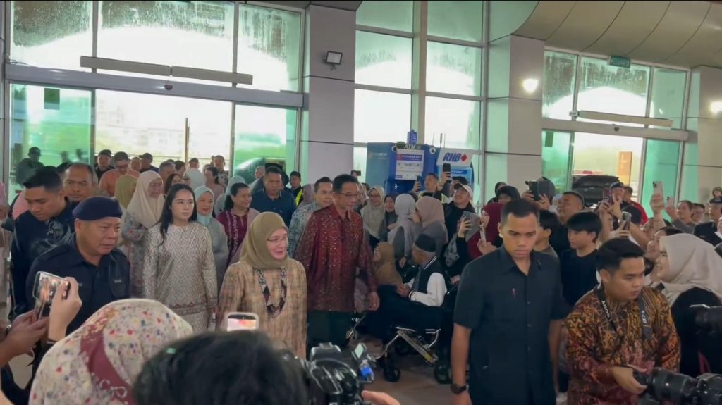 Ketibaan Tengku Ampuan Pahang serikan ulang tahun kedua SOM di Kuching ...