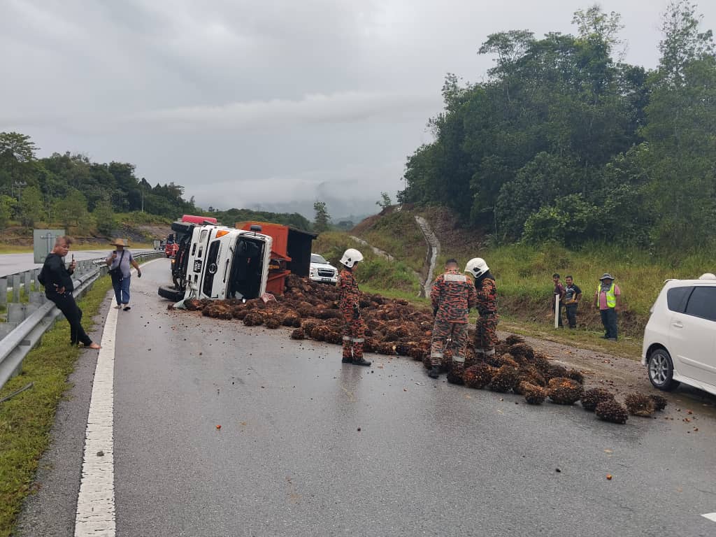 Lori sawit melintang, misi bomba ke lokasi tumpahan minyak tergendala ...