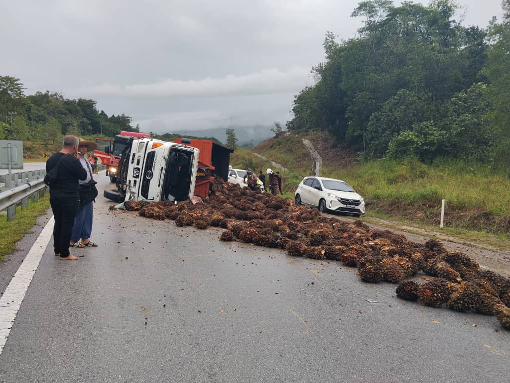 Lori sawit melintang, misi bomba ke lokasi tumpahan minyak tergendala ...