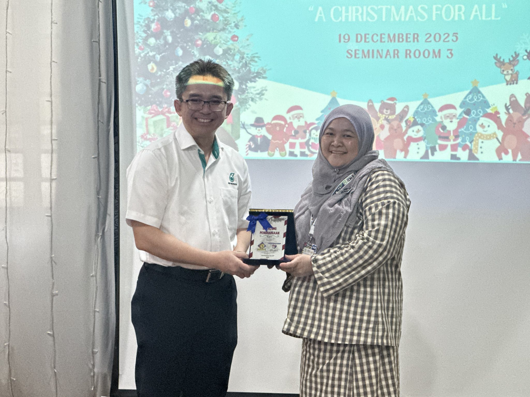 Petronas salur sumbangan kemudahan hospital kepada Hospital Bintulu ...
