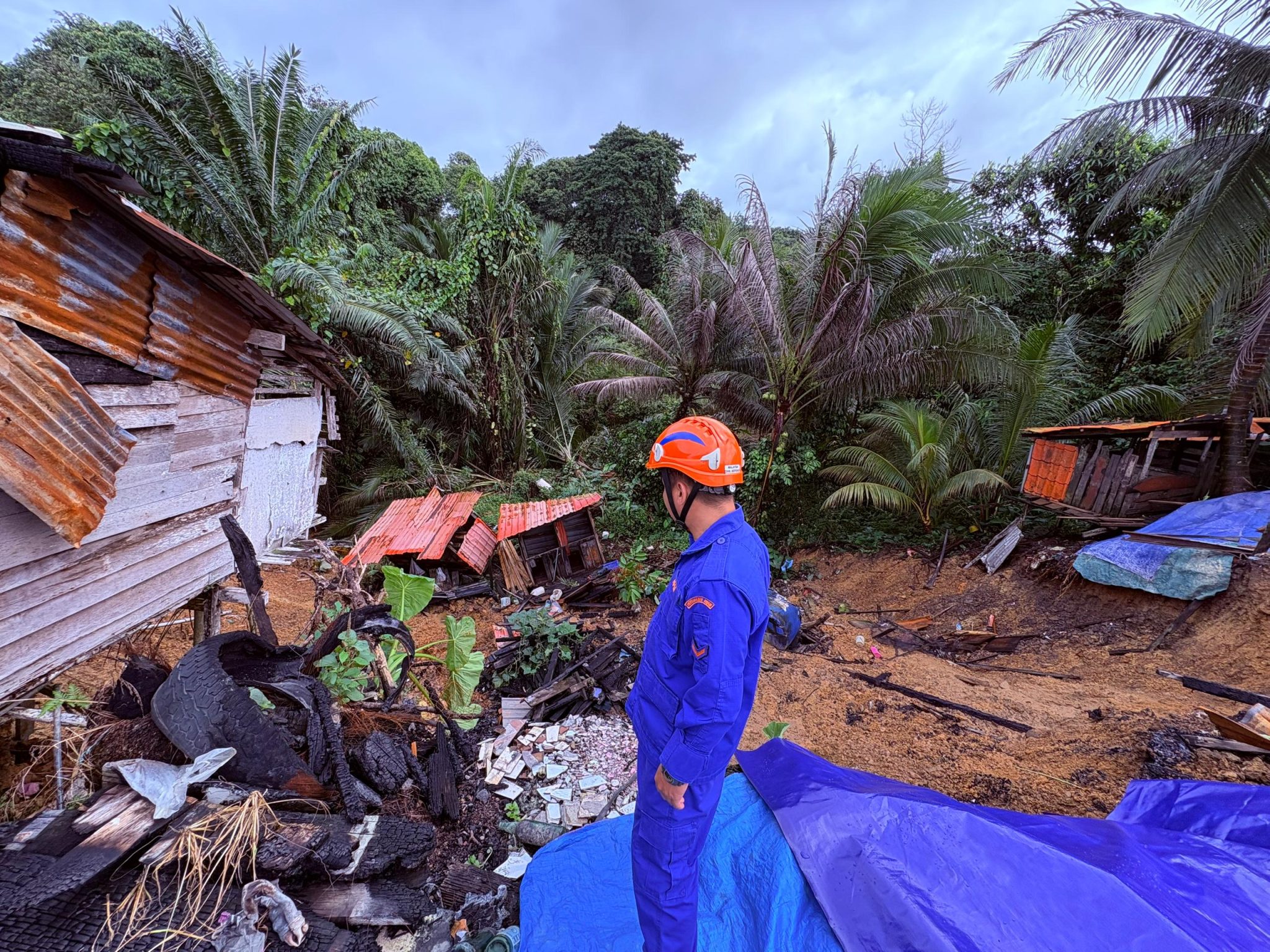 APM pantau kejadian tanah susur di Rumah Adi, Selangau - UTUSAN SARAWAK