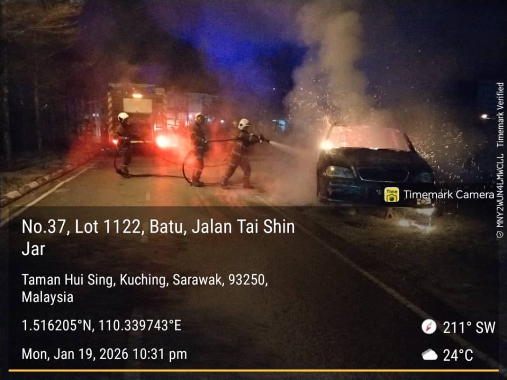 Kereta terbakar 90 peratus di Jalan Tai Shin Jar, Hui Sing - UTUSAN SARAWAK