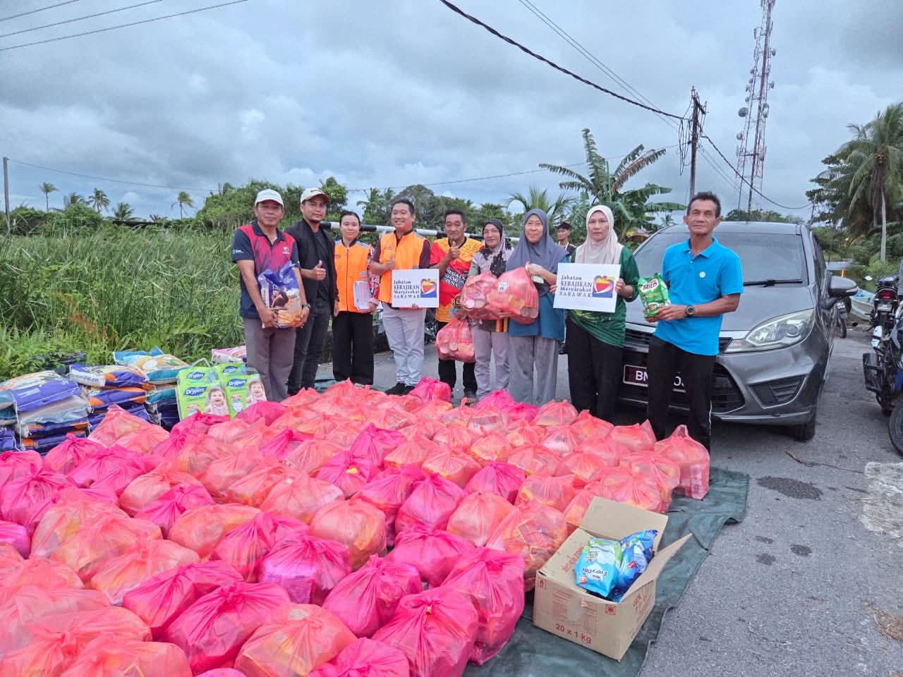 210 Ketua Isi Rumah terjejas di Maludam terima sumbangan bakul makanan ...