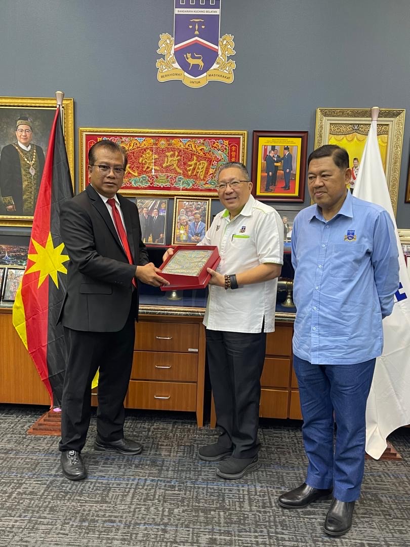 Konsul Jeneral Indonesia kunjungi Datuk Bandar Kuching Selatan ...