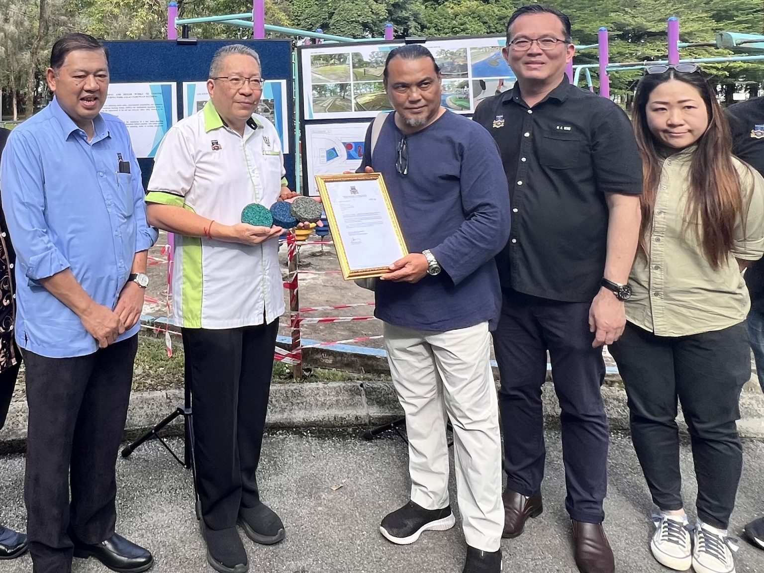 MBKS naik taraf lantai keselamatan taman permainan Taman Kuching ...