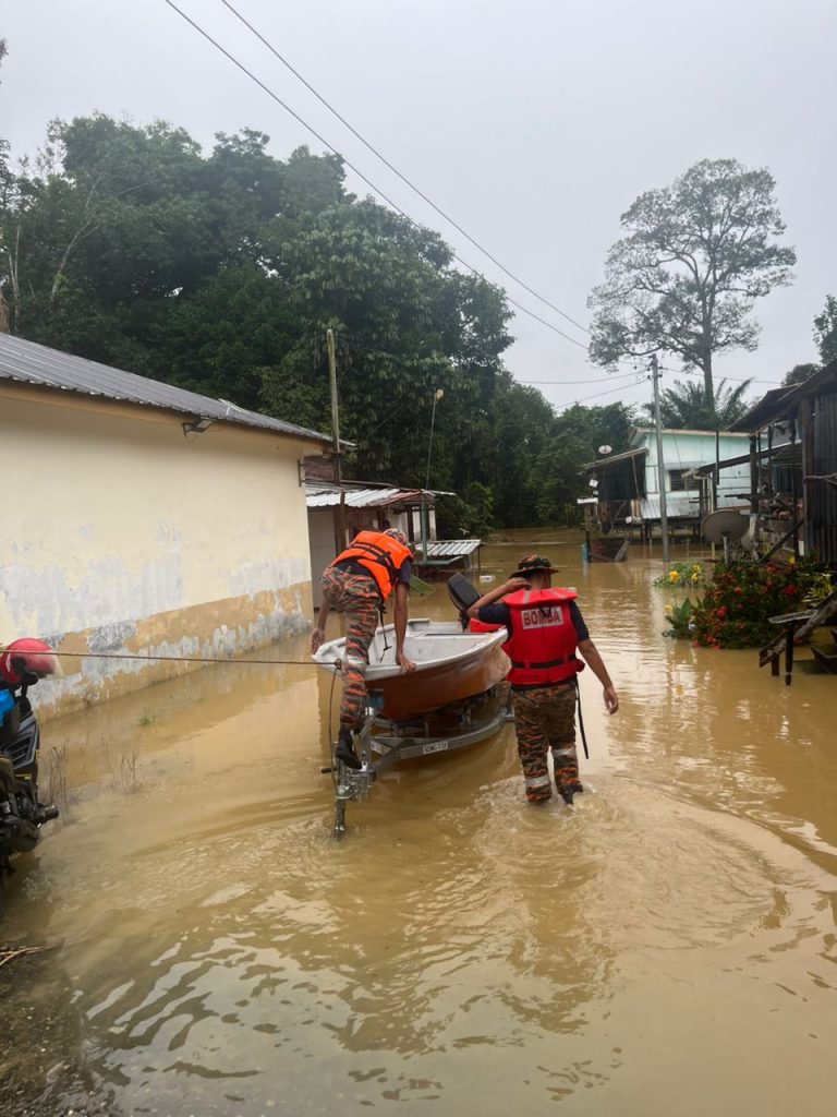 Paras air lebih empat kaki di dua kawasan banjir Meradong - UTUSAN SARAWAK