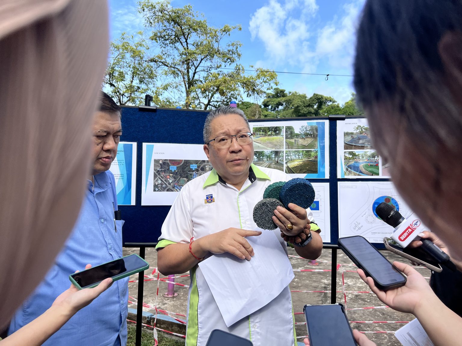 MBKS naik taraf lantai keselamatan taman permainan Taman Kuching ...