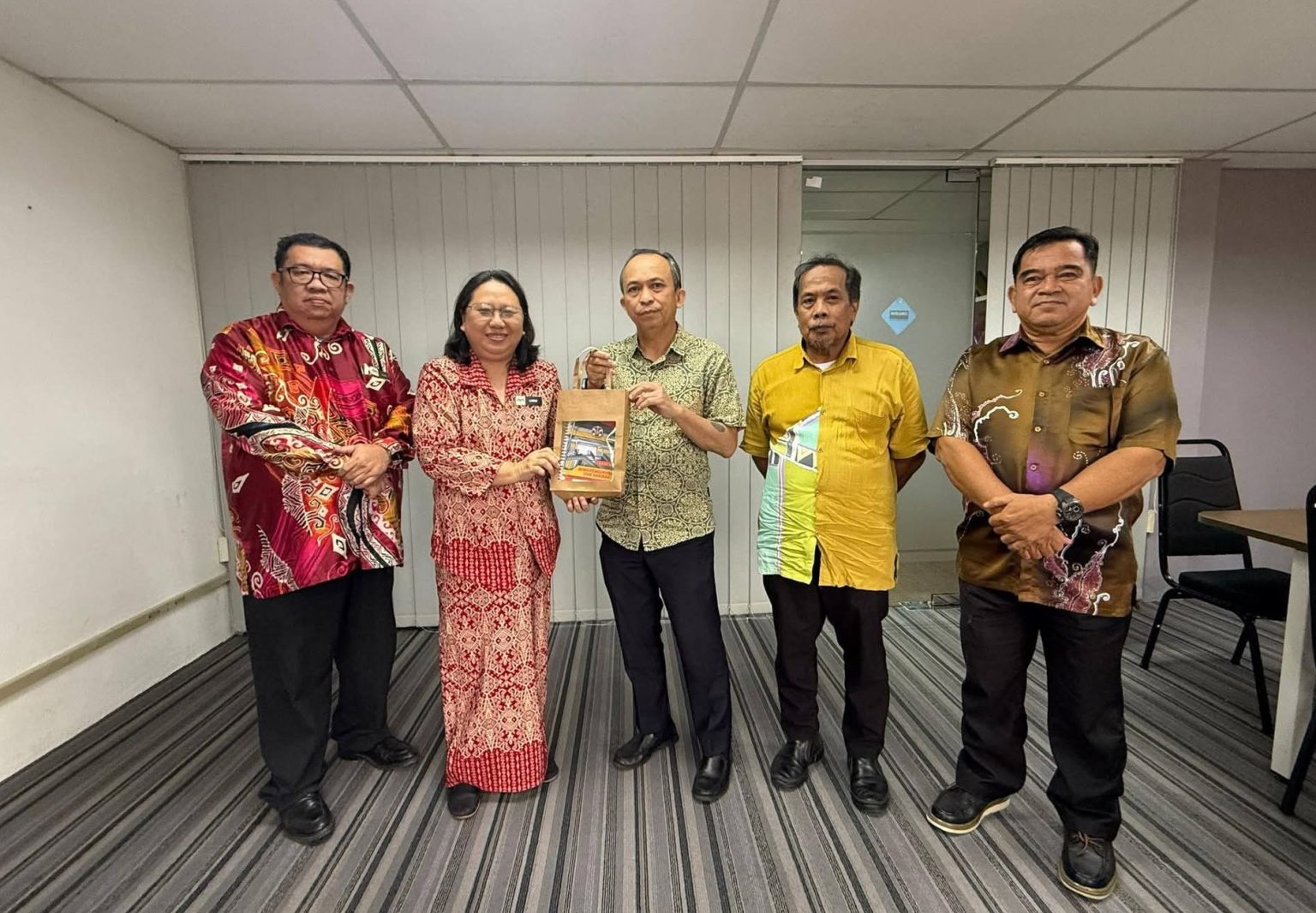 Dr Richard Rapu terima kunjungan SMK Saribas, bincang sambutan Jubli ...