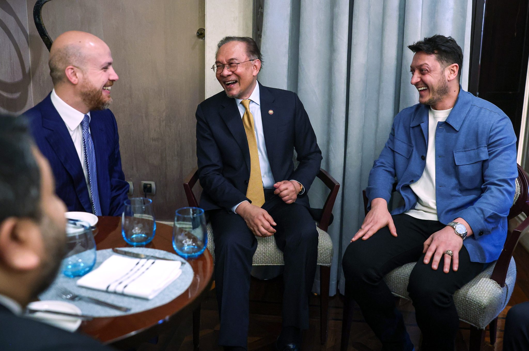 Anwar terima kunjungan hormat Mesut Ozil, anak Presiden Erdogan di ...